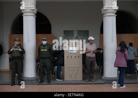 Colombian cast their votes during the presidential runoff election ...