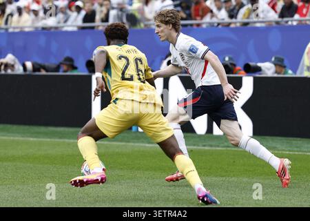 FOXBOROUGH - (LR) Marvin Senaya of Ghana, Harry Kane of England during ...