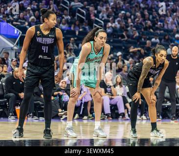Golden State Valkyries center Kiah Stokes (41) defects the pass of New ...