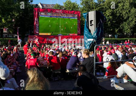 Oslo 20260630. Audiences watch the World Cup match between Ivory Coast ...