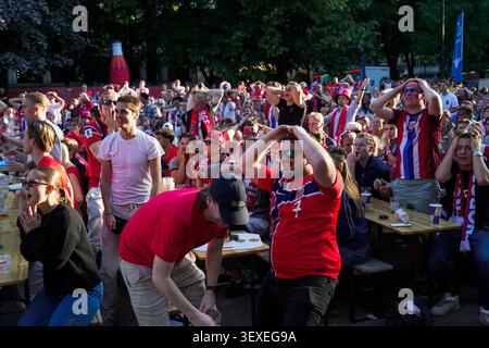 Oslo 20260630. Audiences watch the World Cup match between Ivory Coast ...