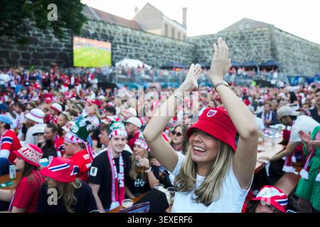 Oslo 20260630. Audiences watch the World Cup match between Ivory Coast ...