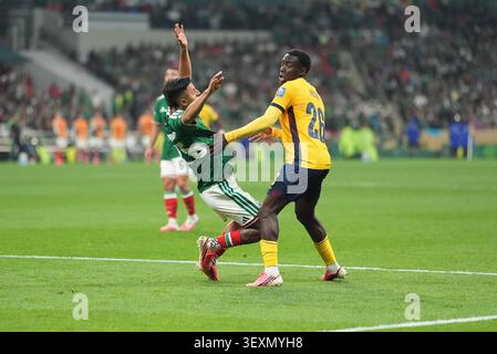 Roberto Alvarado #25 of Mexico national team takes a corner kick during ...