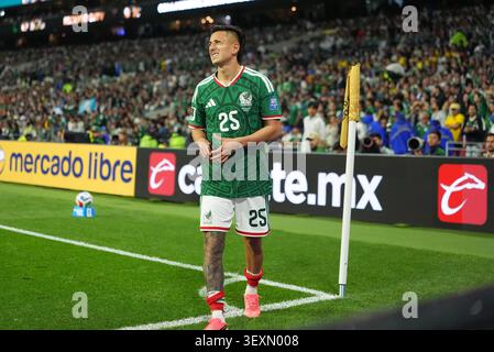 Roberto Alvarado #25 of Mexico national team takes a corner kick during ...