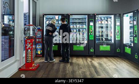 23 June 2026, Hesse, Neu-Isenburg: Two people are looking at the ...