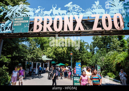 Entrance to the Bronx Zoo in New York City Stock Photo: 24747355 - Alamy