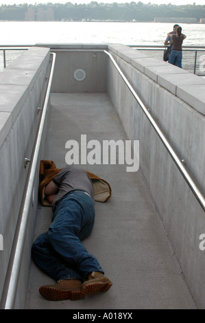 Homeless Man Kissing Homeless Woman Stock Photo - Alamy