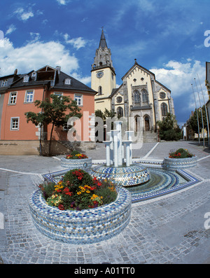 Martin Luther Platz mit Porzellanbrunnen und Kirche, Porzellanstadt ...