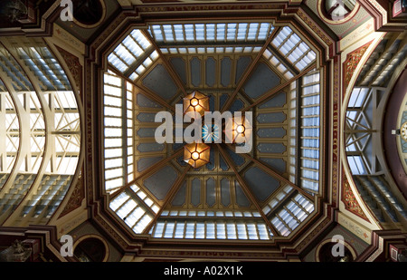Leadenhall Market London Present wrought iron and glass roofed ...