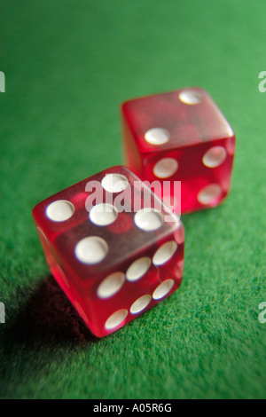 red dice showing lucky seven score Stock Photo - Alamy