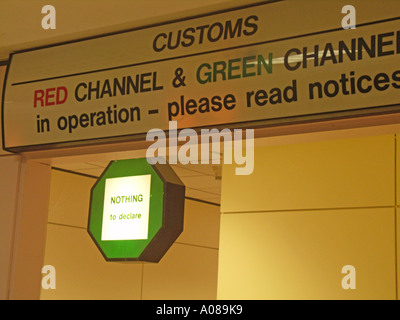 Green Channel 'nothing to declare' Customs passenger scrutiny point at ...
