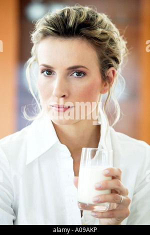 Frau trinkt Milch, Food Stock Photo - Alamy