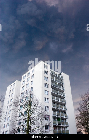 Smoke from the Buncefield oil depot explosion hangs over a housing ...