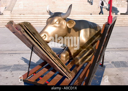 cow parade reading a book Stock Photo - Alamy