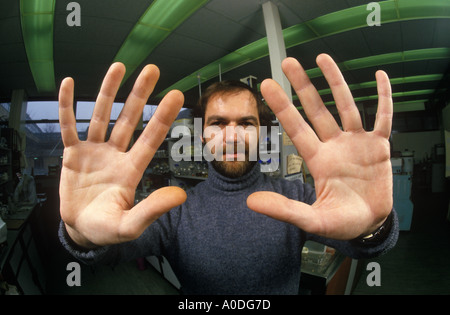 Professor Sir Alec Jeffreys Leicester University discovered how to make ...