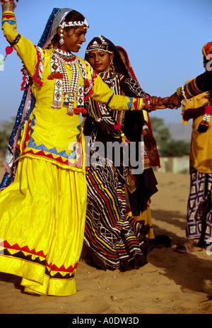 Kalbeliya Gypsy Traditional Dancers and Snake Charmers Indigenous ...