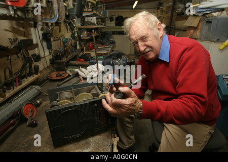 Trevor Bayliss inventor of the wind up radio Stock Photo - Alamy