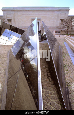 WASHINGTON, DC, USA - Glass pyramid in front of L'Enfant Plaza Hotel ...