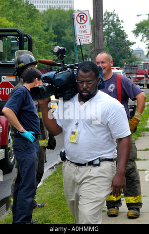 TVNews Cameraman reporting at a fire in Toledo Ohio Stock Photo - Alamy