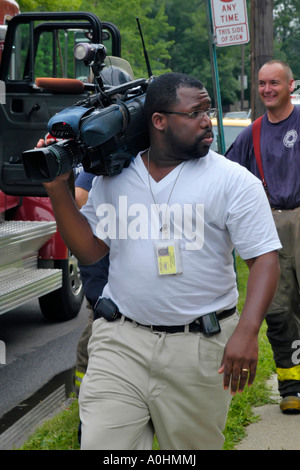 TVNews Cameraman reporting at a fire in Toledo Ohio Stock Photo - Alamy