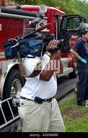 TVNews Cameraman reporting at a fire in Toledo Ohio Stock Photo - Alamy