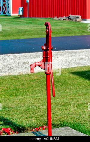 Hand cranked water pump Stock Photo - Alamy