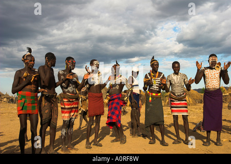 Ethiopia - traditional dance of the men from the Anyuak tribe Stock ...