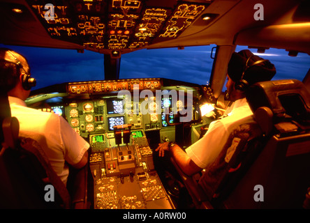 Cockpit of Boeing 757 Stock Photo - Alamy