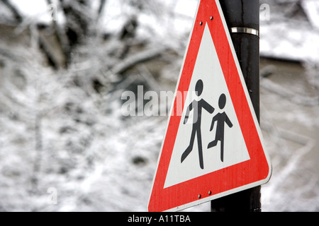German road sign: children crossing Stock Photo: 139305191 - Alamy