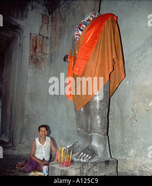 Angkor wat shrine lady Stock Photo - Alamy