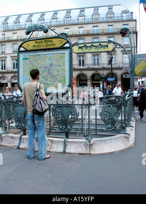 Paris metro finding the way Stock Photo - Alamy