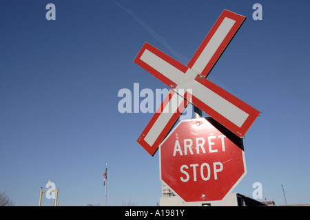 Canadian stop sign in both English and French Stock Photo: 91664242 - Alamy