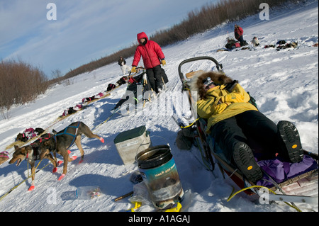 USA Alaska Musher Charlie Boulding rests at Old Woman Cabin 35 miles ...