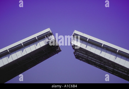 Bridge opening or closing a gap, coming together, building bridges ...