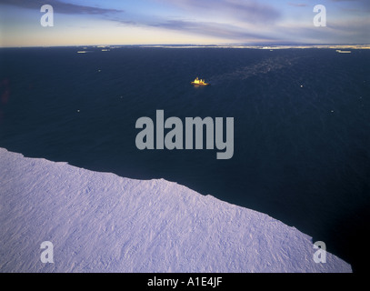 Antarctica The Ross Ice Shelf Edge in the Ross Sea Stock Photo - Alamy