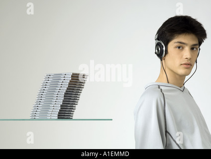 Teenagers listening to CD's on headphones Stock Photo - Alamy