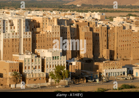 view over the old town of Shibam Wadi Hadramaut Yemen Stock Photo - Alamy