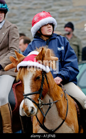 Golden Valley Hunt assemble at the Town Clock Square in Hay on Wye ...