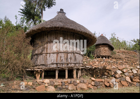 Grain storage hut in traditional Kenyan village Stock Photo - Alamy