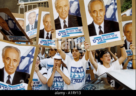 ISRAELI ELECTIONS MAY 1996 A YOUNG VOTER WITH AN ISRAELI FLAG WAITING ...