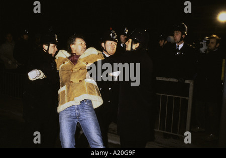 Mass picket at Wapping during the News International Dispute 13 ...