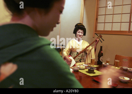 GEISHA MUSICAL INSTRUMENT JAPAN JAPANESE FIGURINE Stock Photo - Alamy