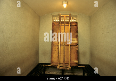 Brixton Prison cell Stock Photo - Alamy