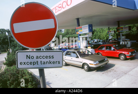 Fuel crisis 2000 Queues for petrol Stock Photo - Alamy