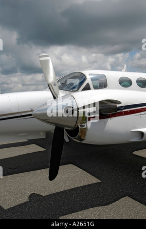 Small twin engine aircraft on the tarmac Stock Photo - Alamy