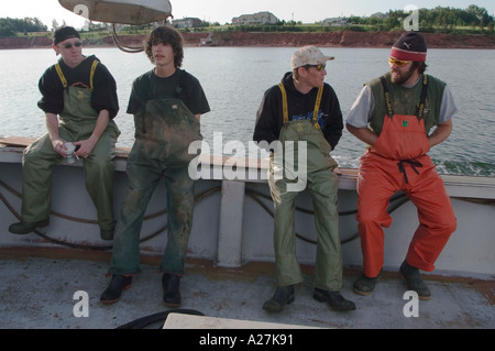 men working on a mussel fishing barge on the Exe estuary, Exmouth Stock ...