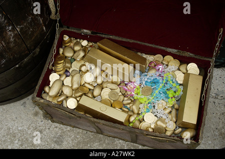 Gold bars with a treasure chest Stock Photo: 25949280 - Alamy