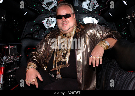 Limo Bob posing at the UK Limo Show in 2005 with two promo girls Stock ...