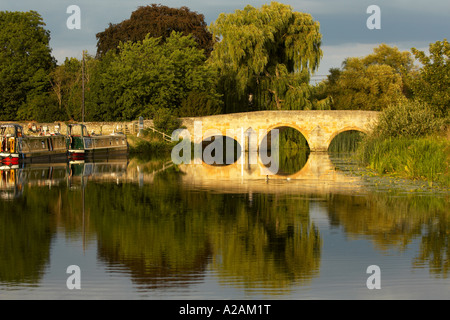 Stone bridge over the River Nene, Irthlingborough Town ...