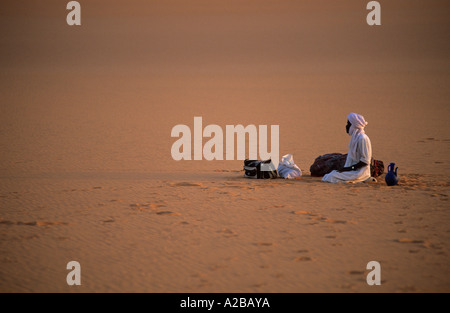 praying muslim sitting in the sand Stock Photo - Alamy
